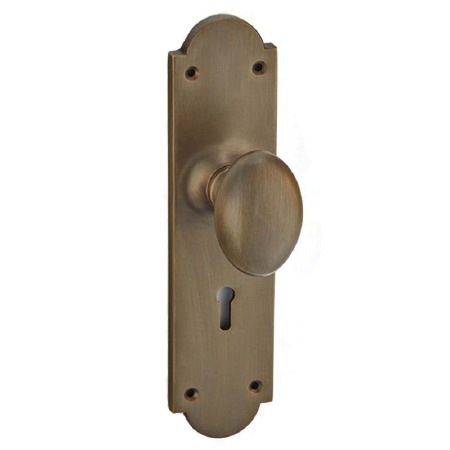 Oval Door Knob on Lock Backplate Antique Brass - Broughtons Lighting ...